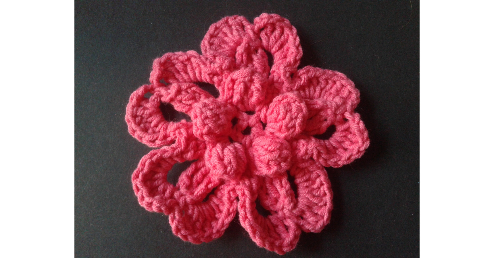 Horgolt virág különleges szirmokkal 10 cm - Horgolt apróságok, dekorációnak